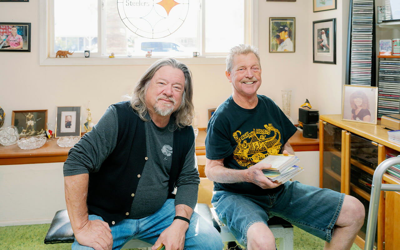 Concert promoter Danny Zelisko gives hospice patient surprise of a ...